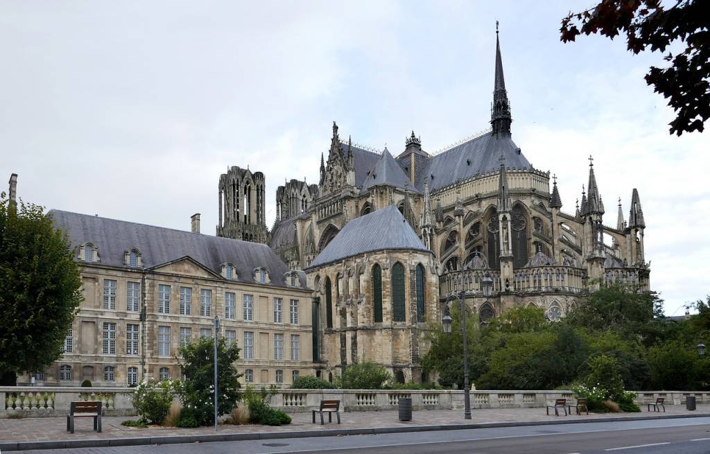Visit Reims on foot in Champagne | Au Tambour Hotel